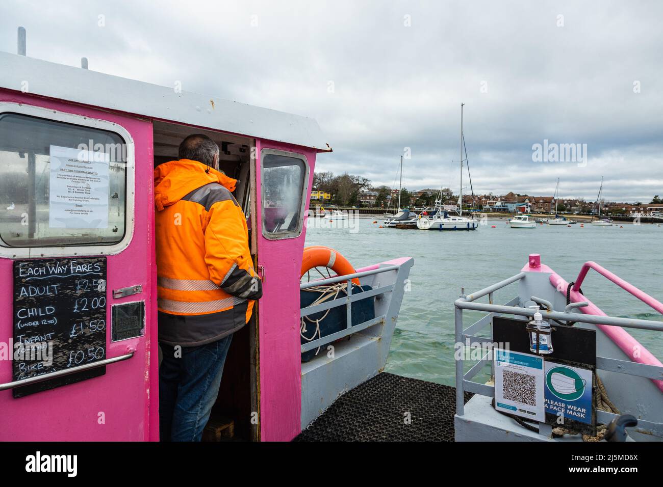 Le ferry pour passagers et vélos traverse le fleuve Hamble de Warsash à ...