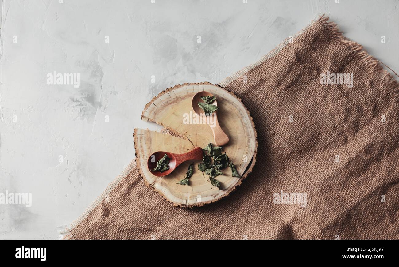 Feuilles de menthe sèches Banque de photographies et d’images à haute ...