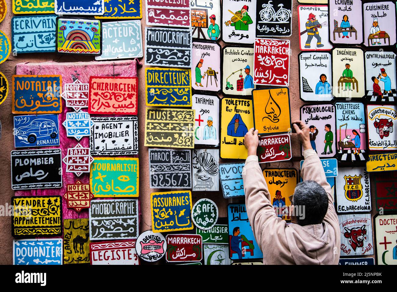 Marrakech, Maroc-février 28,2020 : Une rue typique de l'ancien quartier ...