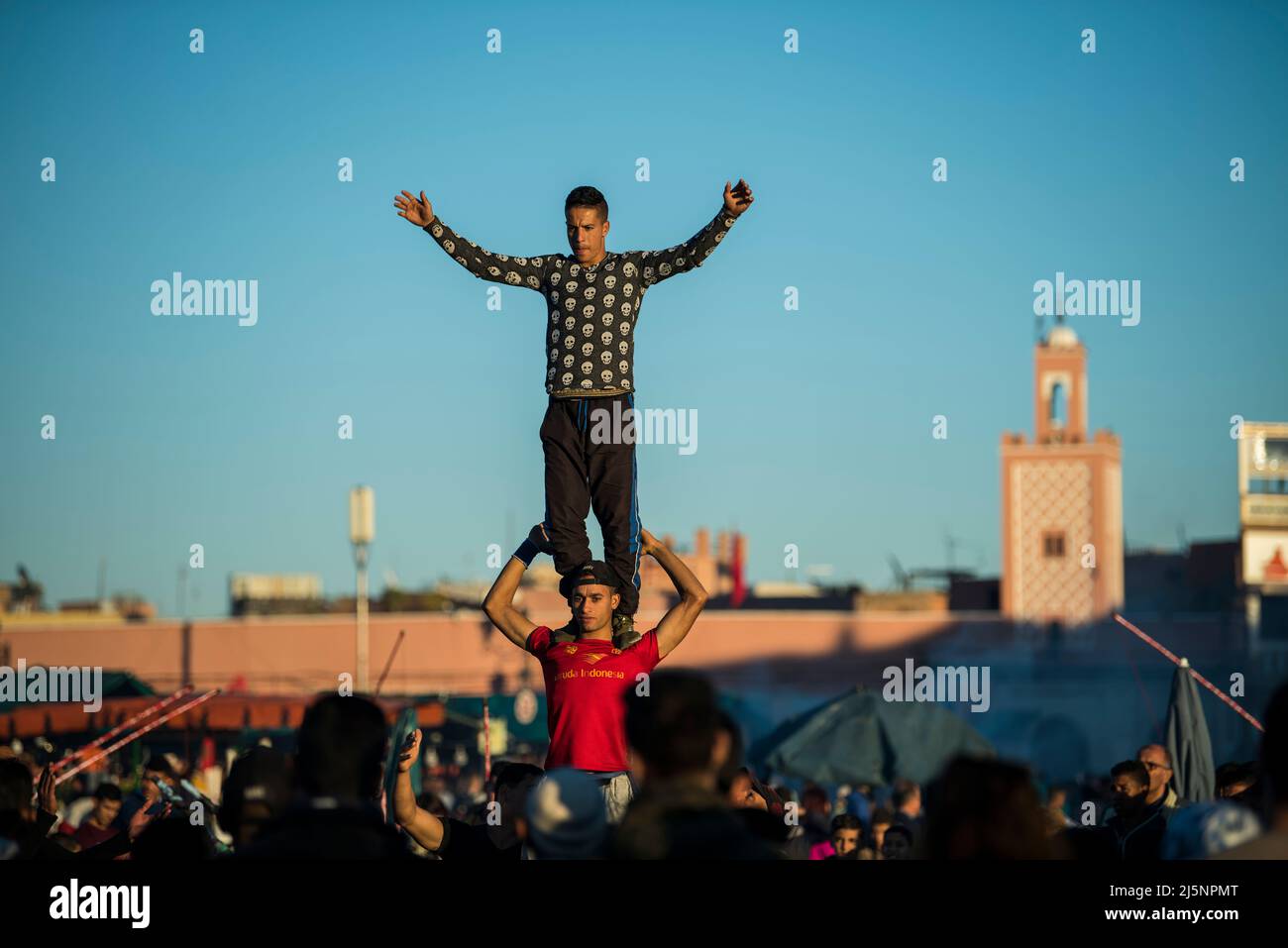 Marrakech, Maroc-février 28,2020 : Une rue typique de l'ancien quartier ...