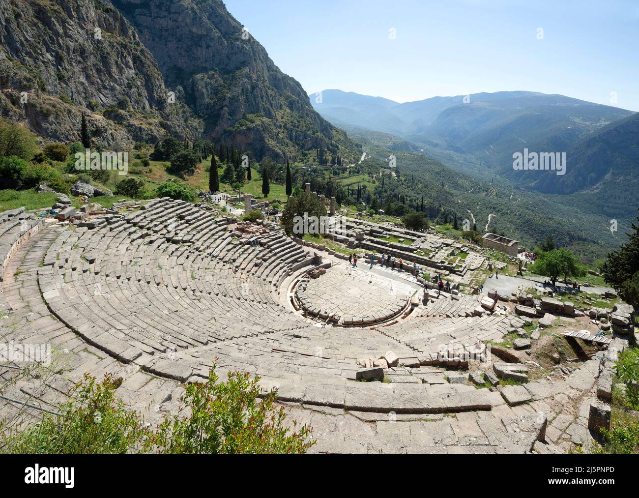 Vue sur le théâtre du sanctuaire panhellenique de Delphes, site au pied ...