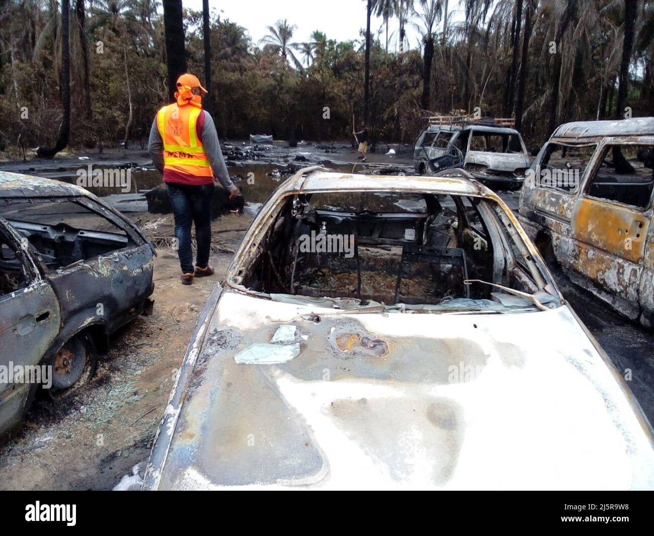 Illegal refinery Banque de photographies et d’images à haute résolution ...