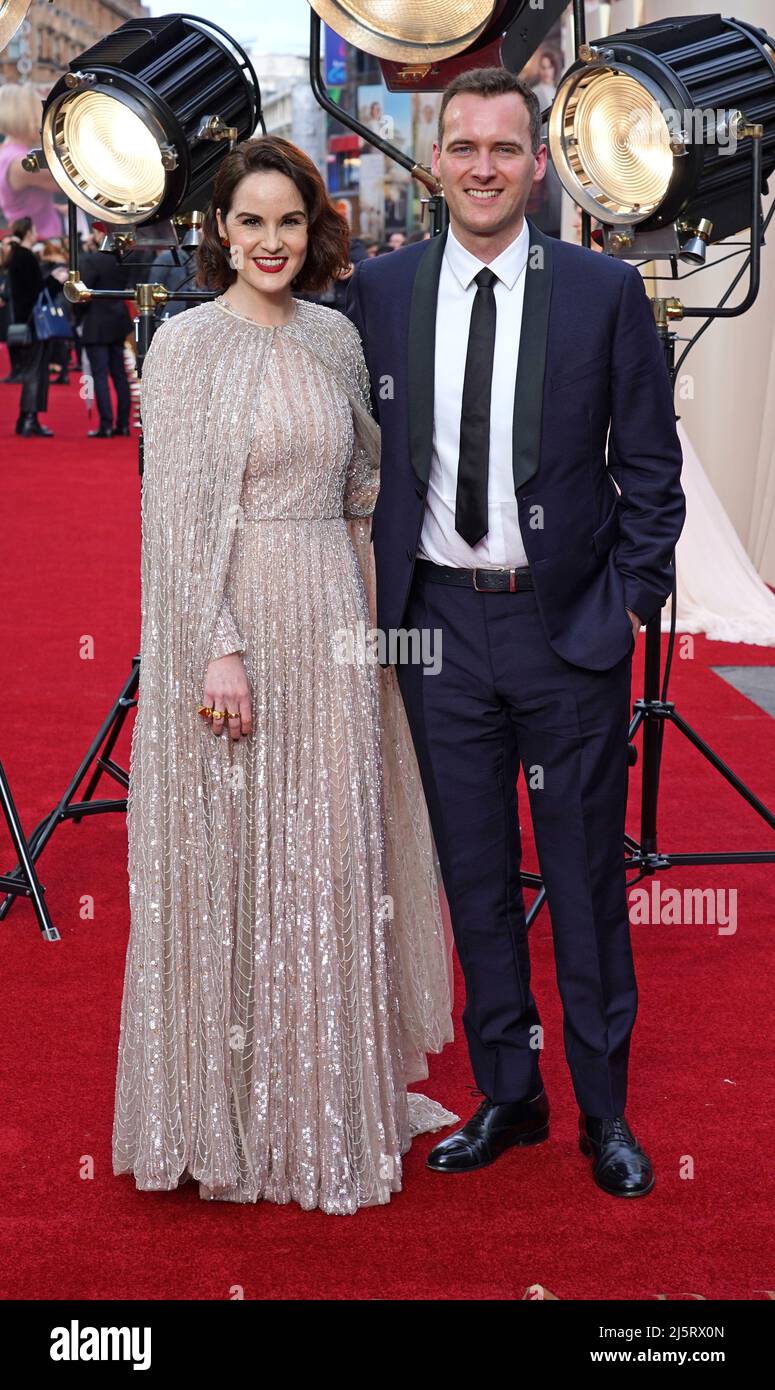 Michelle Dockery et Jasper Waller-Bridge assistent à la première ...
