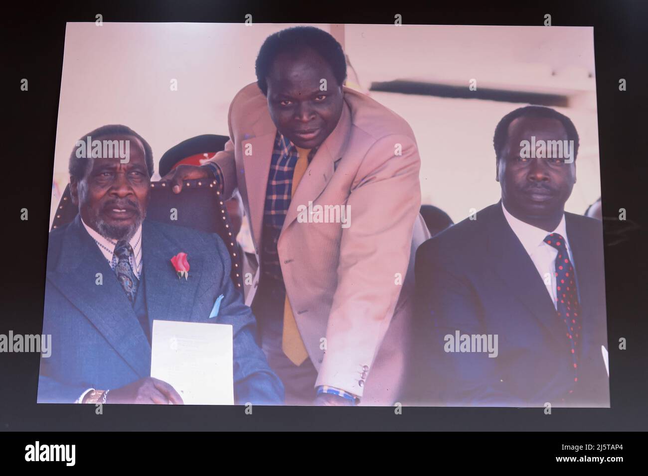 Une photo avec 3 anciens présidents du Kenya. (L) Jomo Kenyatta, (C ...
