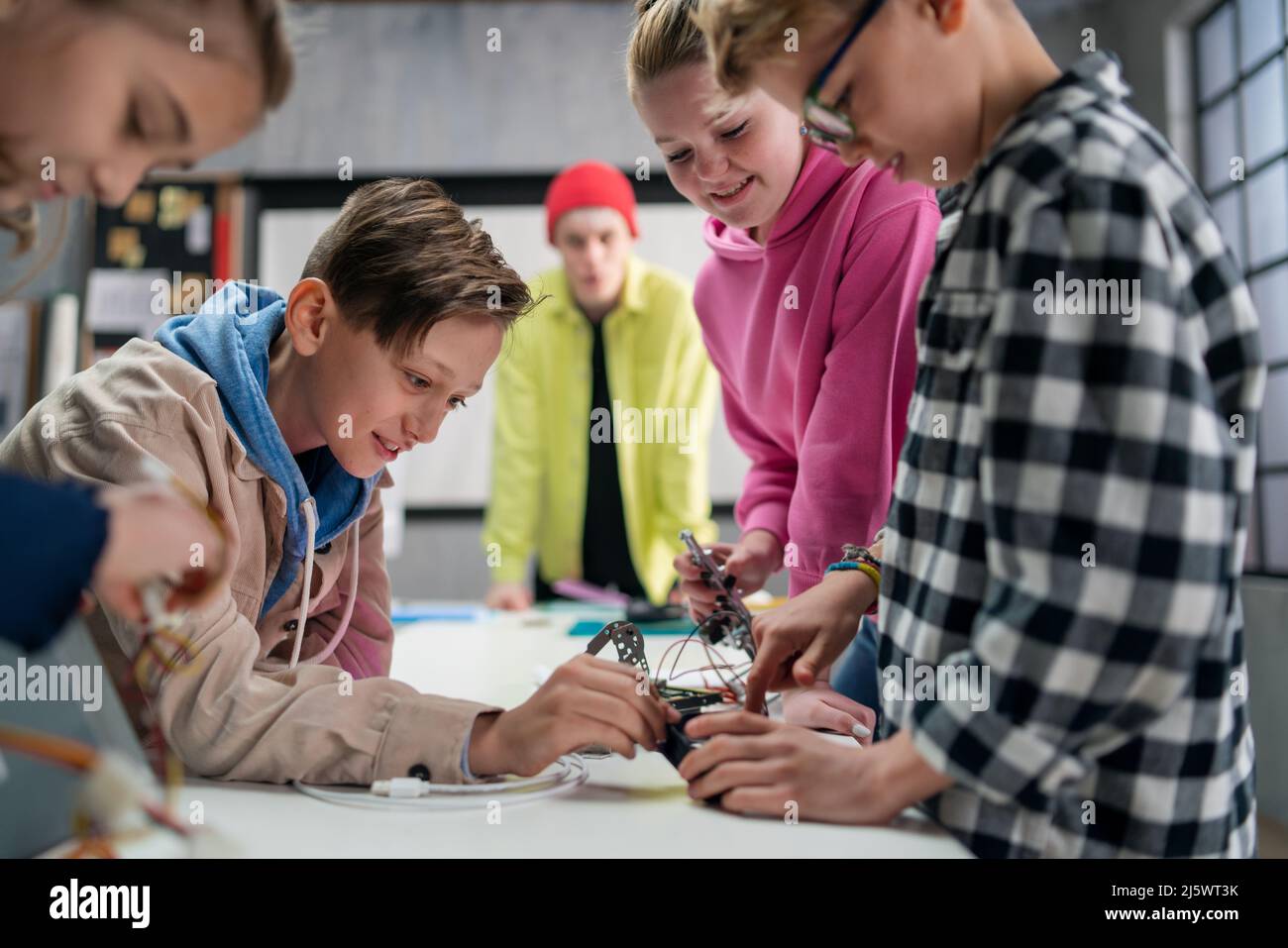 Groupe D Enfants Travaillant Ensemble Sur Un Projet Avec Des Jouets