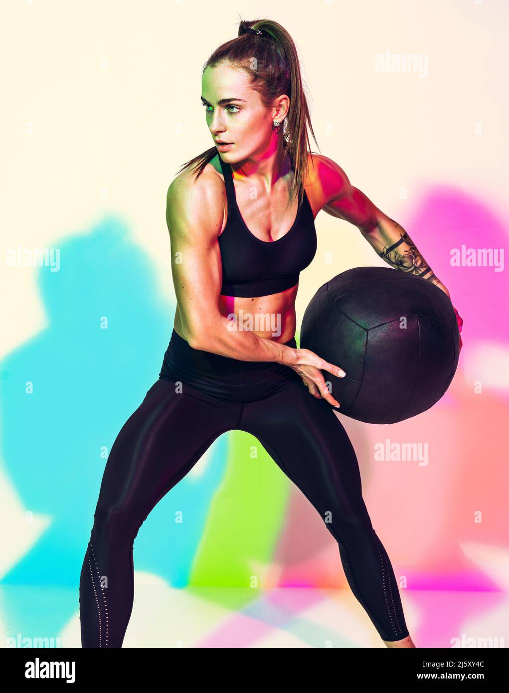 Femme forte faisant un exercice de torsion avec le ballon de med. Photo ...