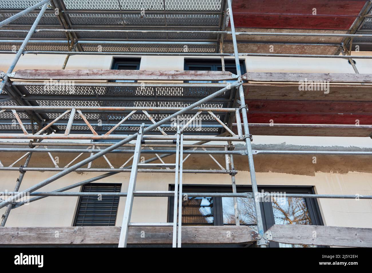 Échelle sur échafaudage pour la nouvelle construction d'une maison sur ...