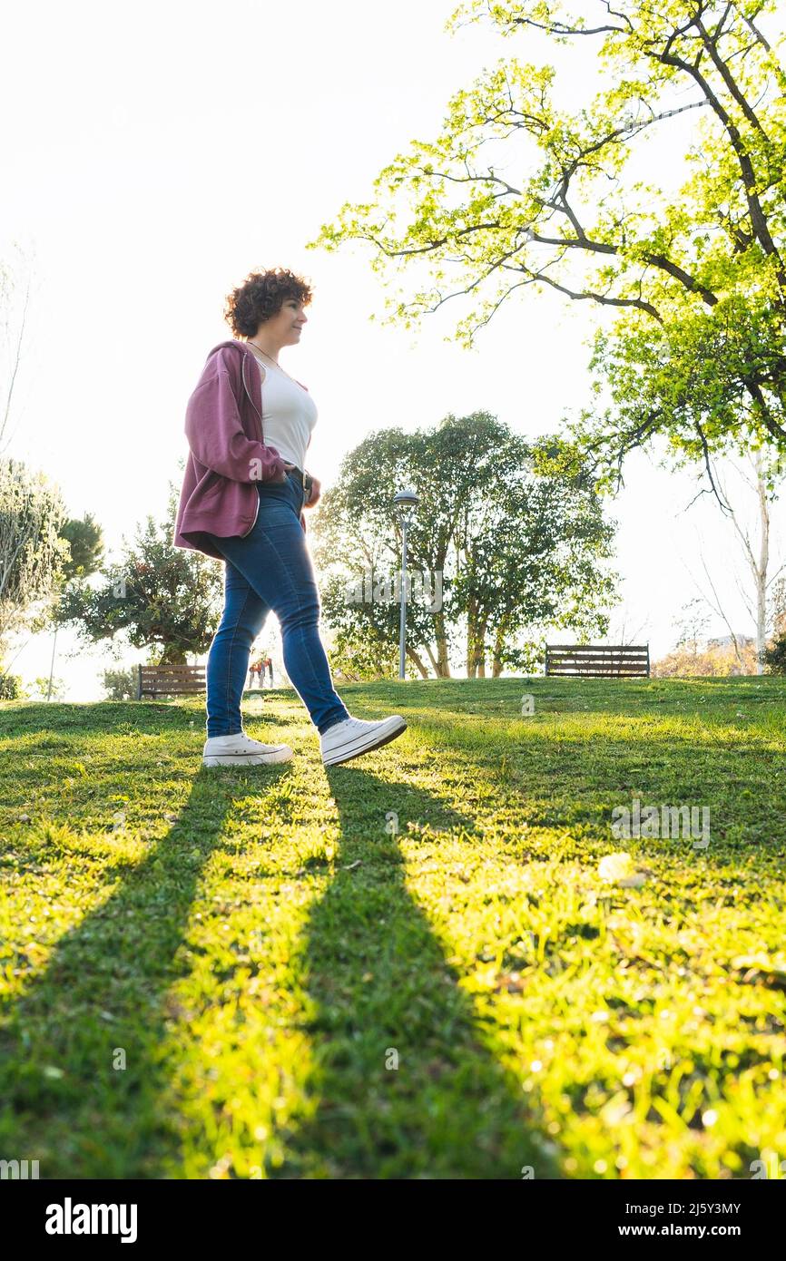 Vue sur le côté du corps de la femme dans des vêtements décontractés se ...