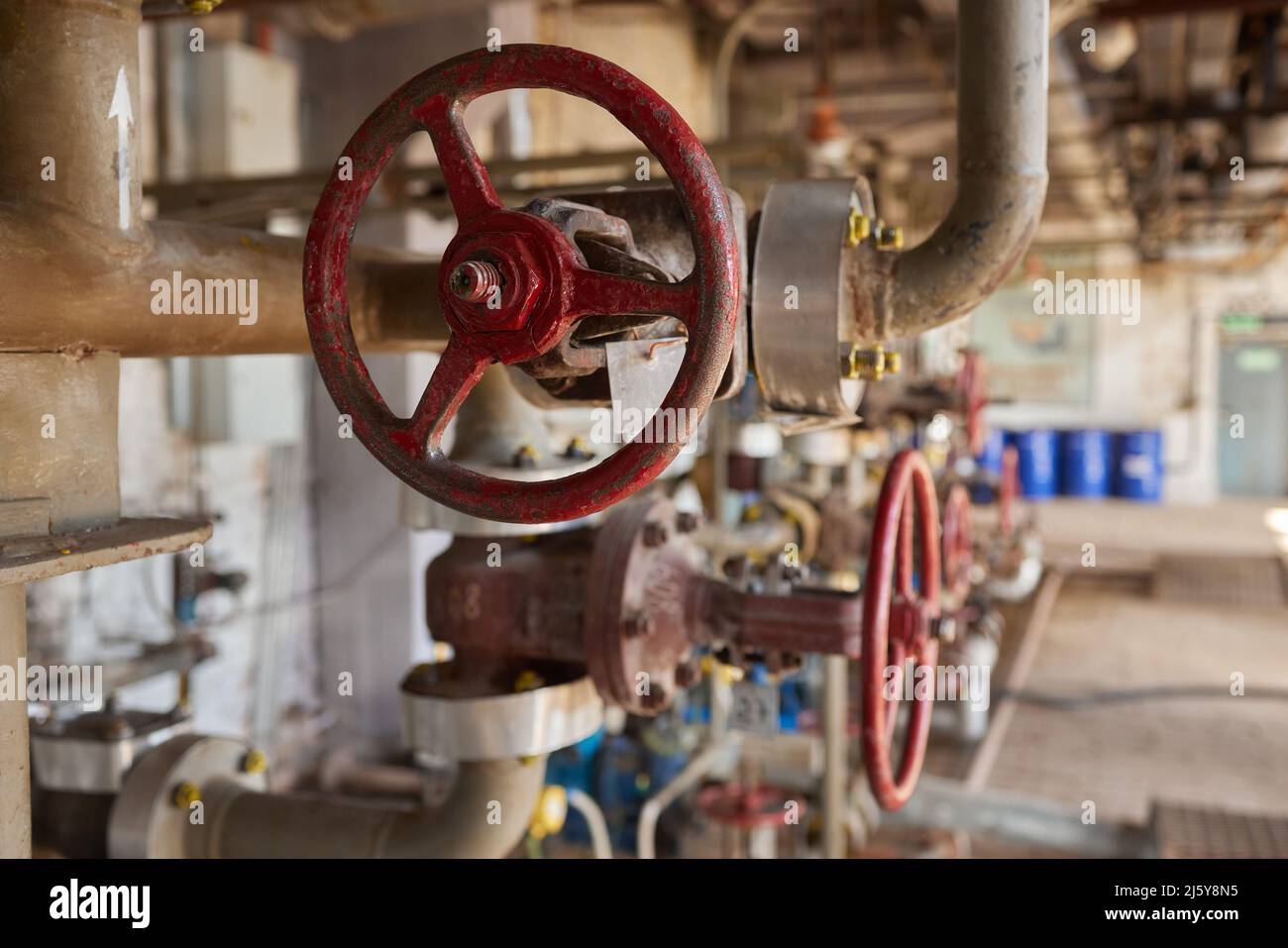 Gros plan sur la vanne de canalisation utilisée pour contrôler le ...