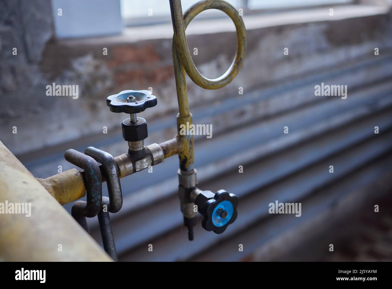 Gros plan sur la vanne de canalisation utilisée pour contrôler le ...
