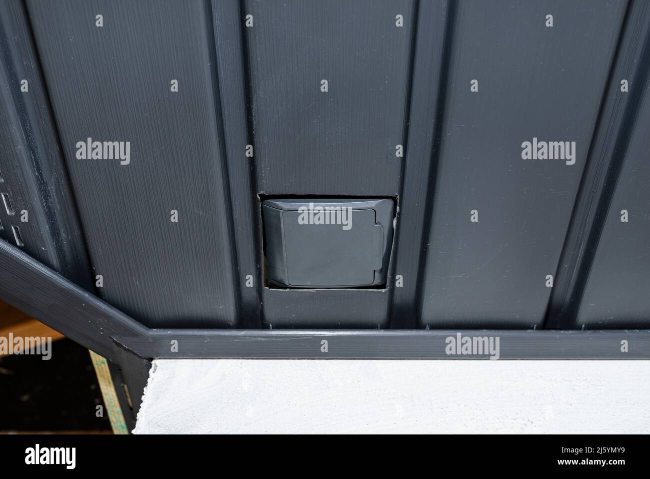 Une soffite moderne en graphite avec une prise électrique cachée est ...