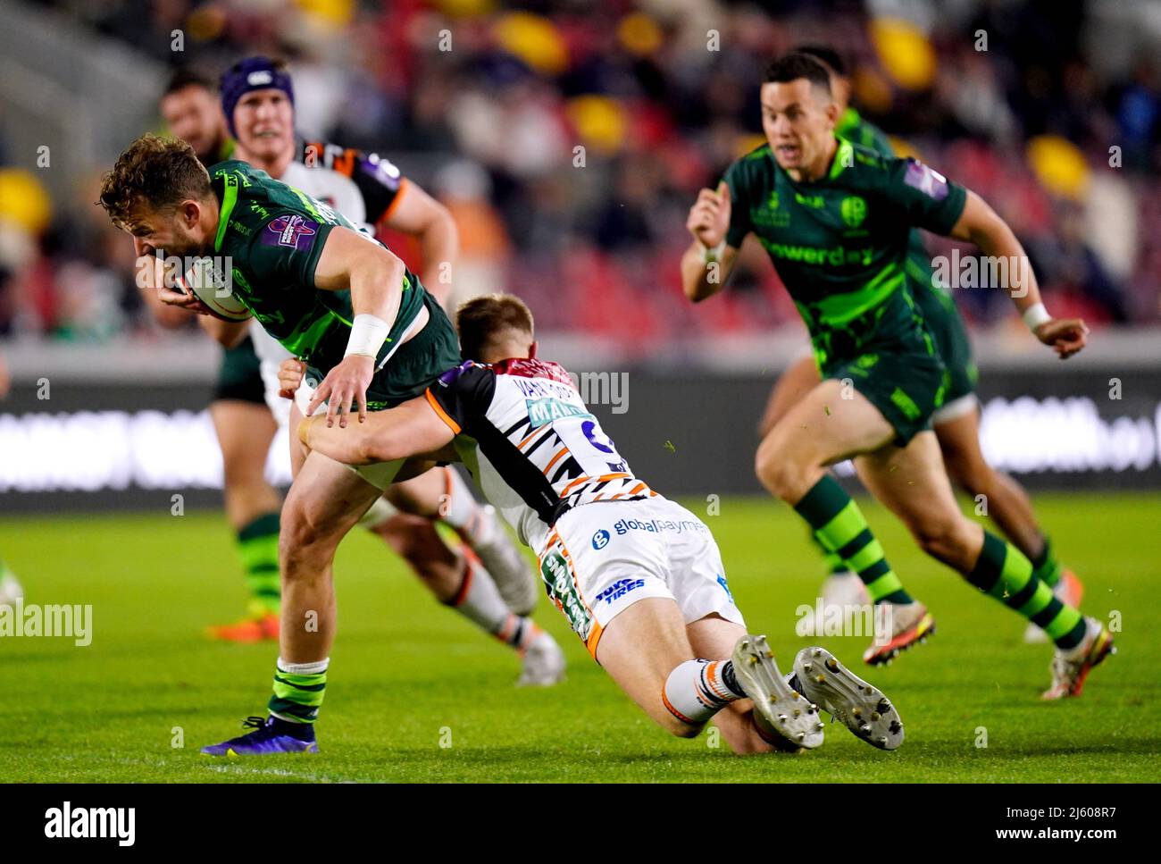 James Stokes (à gauche) de Londres Irish est attaqué par Jack Van ...
