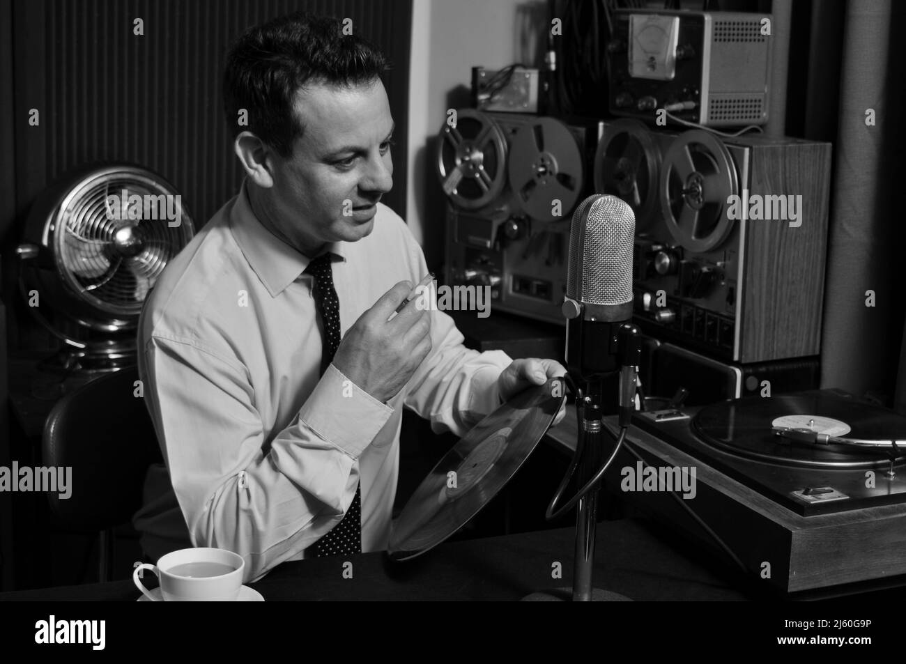 Un DJ Retro radio des années 50 60 joue de la musique tout en tenant ...