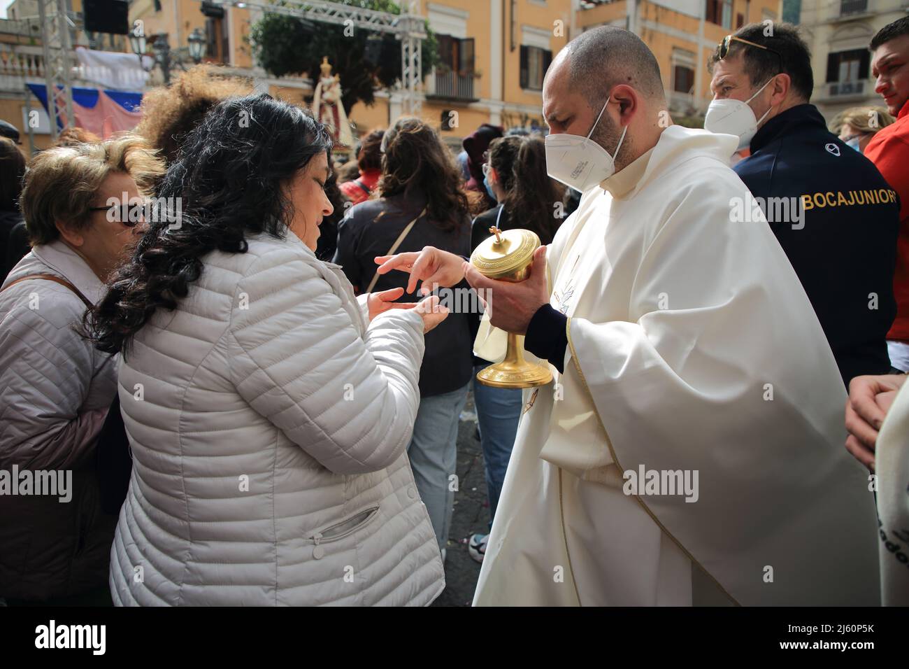 Pagani, Salerne, Italie - 24 avril 2022 : Un prêtre distribue l'hôte ...