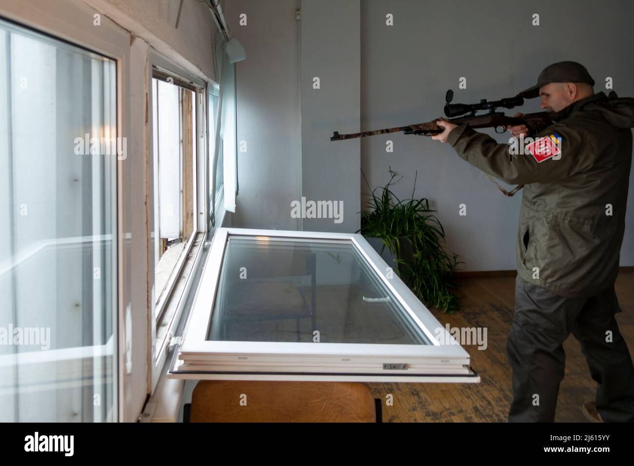 Sniper at a window Banque de photographies et d’images à haute ...