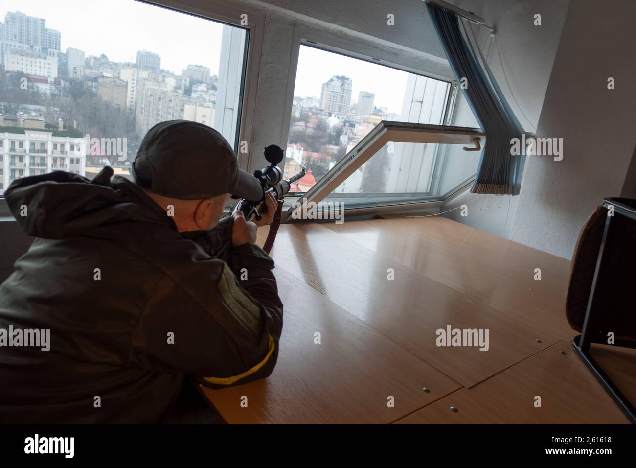 Sniper at a window Banque de photographies et d’images à haute ...