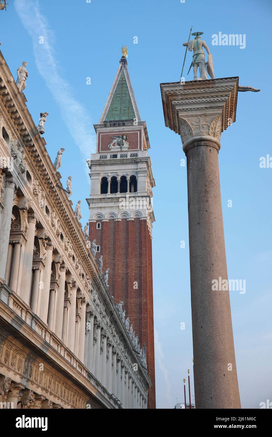 Le Campanile et la colonne monolithique avec une statue de San Todaro ...