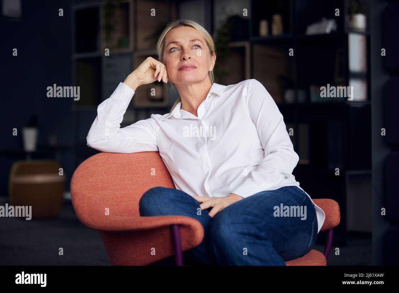 Femme assise dans une chaise longue Banque de photographies et d’images à haute résolution - Alamy
