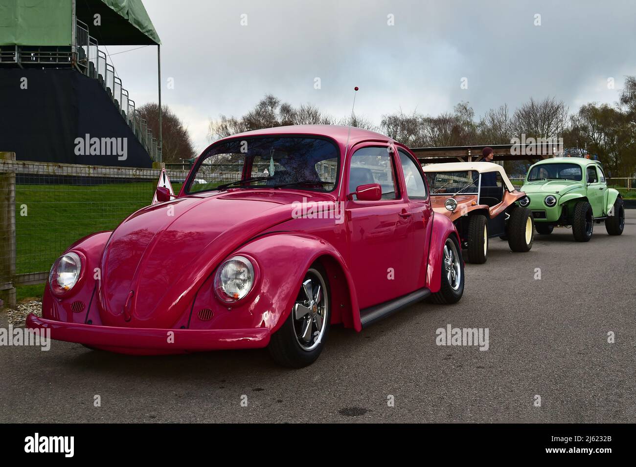 Un trio de véhicules VW Beetle, Custom Beetle, Beach Buggy et a ...