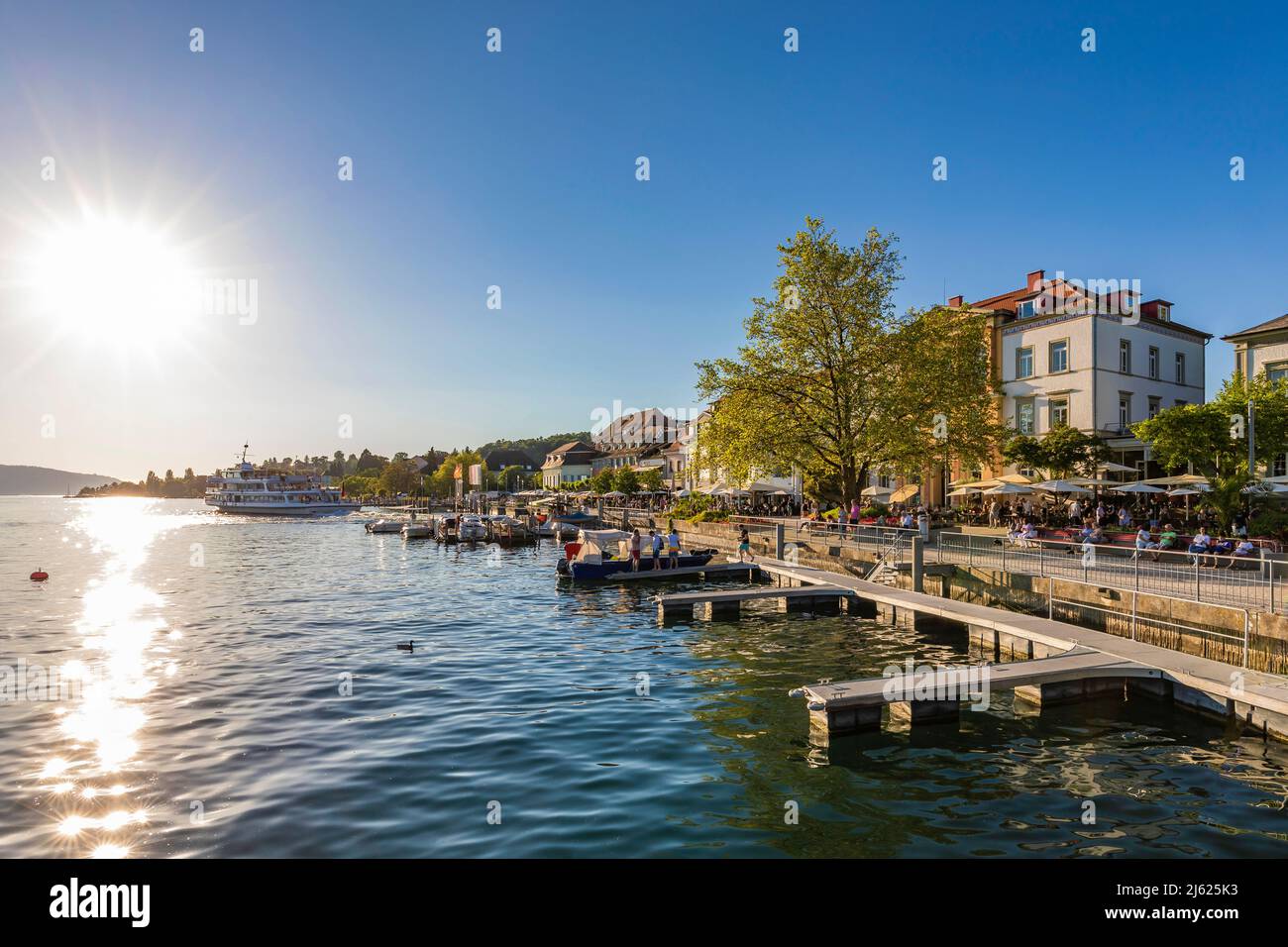 Promenade qui s'étend le long de la rive du lac de constance coucher du ...
