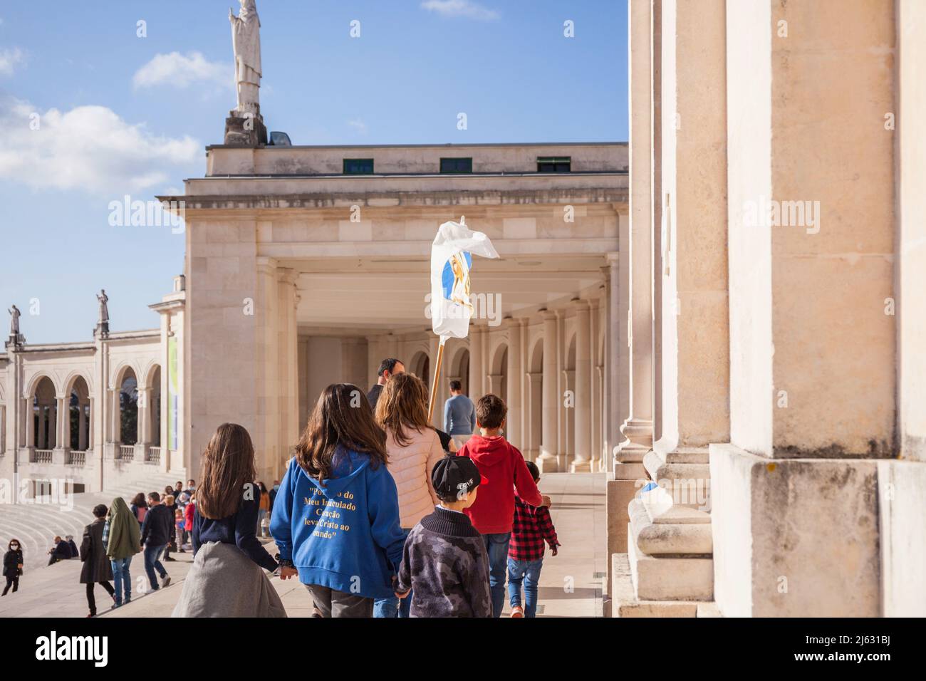 Pèlerins avec un drapeau de Sainte Marie en face de la basilique notre ...