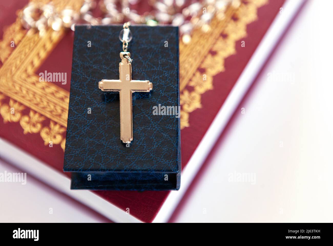 Holy bible prop Banque de photographies et d’images à haute résolution ...