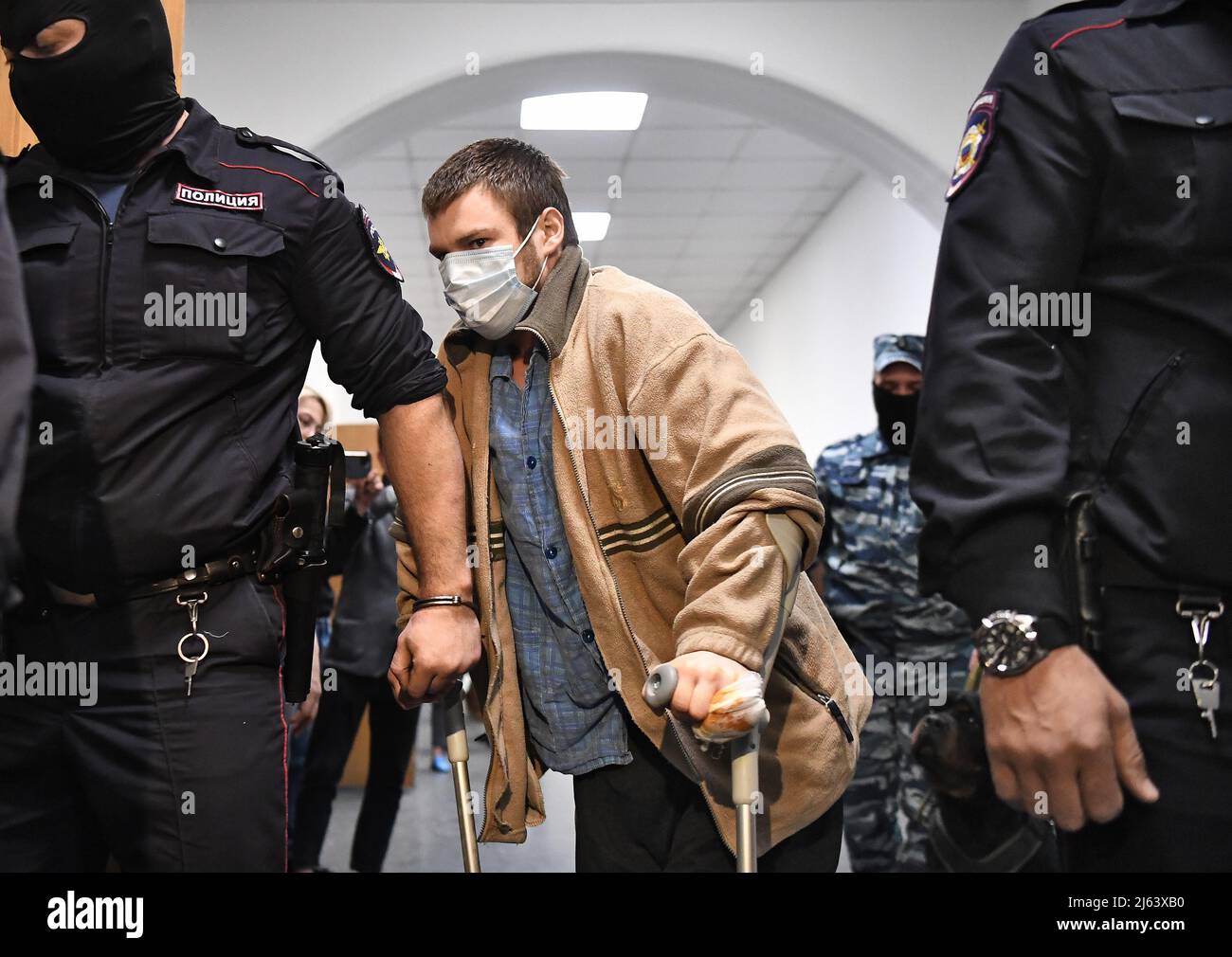 Examen de la requête de l’enquêteur pour le choix d’une mesure préventive sous forme de ...