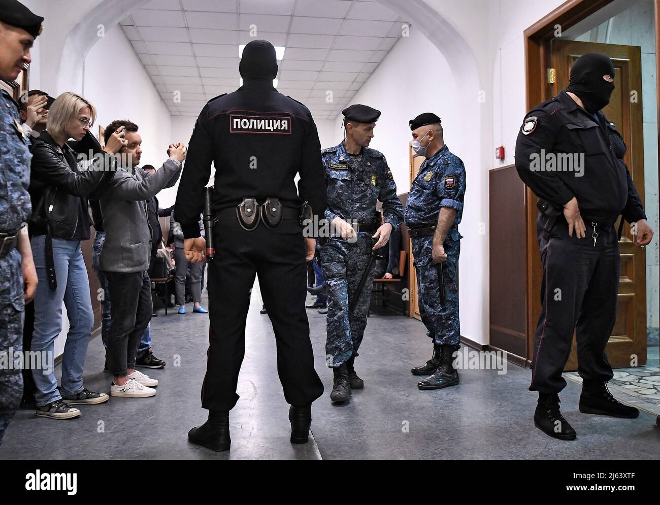 Examen de la requête de l’enquêteur pour le choix d’une mesure préventive sous forme de ...