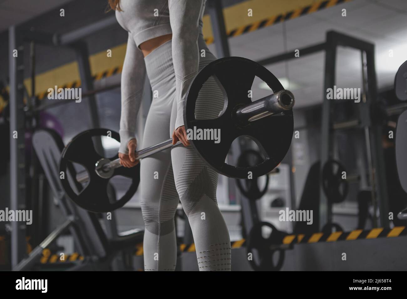 Coupe courte à angle bas d'une sportswoman méconnaissable soulevant une ...