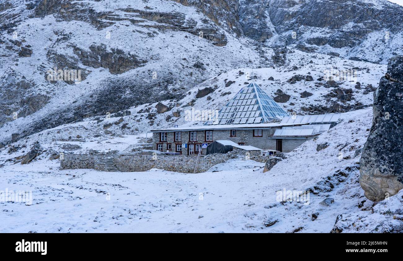 L'Everest Pyramid ou International Pyramid Laboratory-Observatory dans la neige a couvert les ...