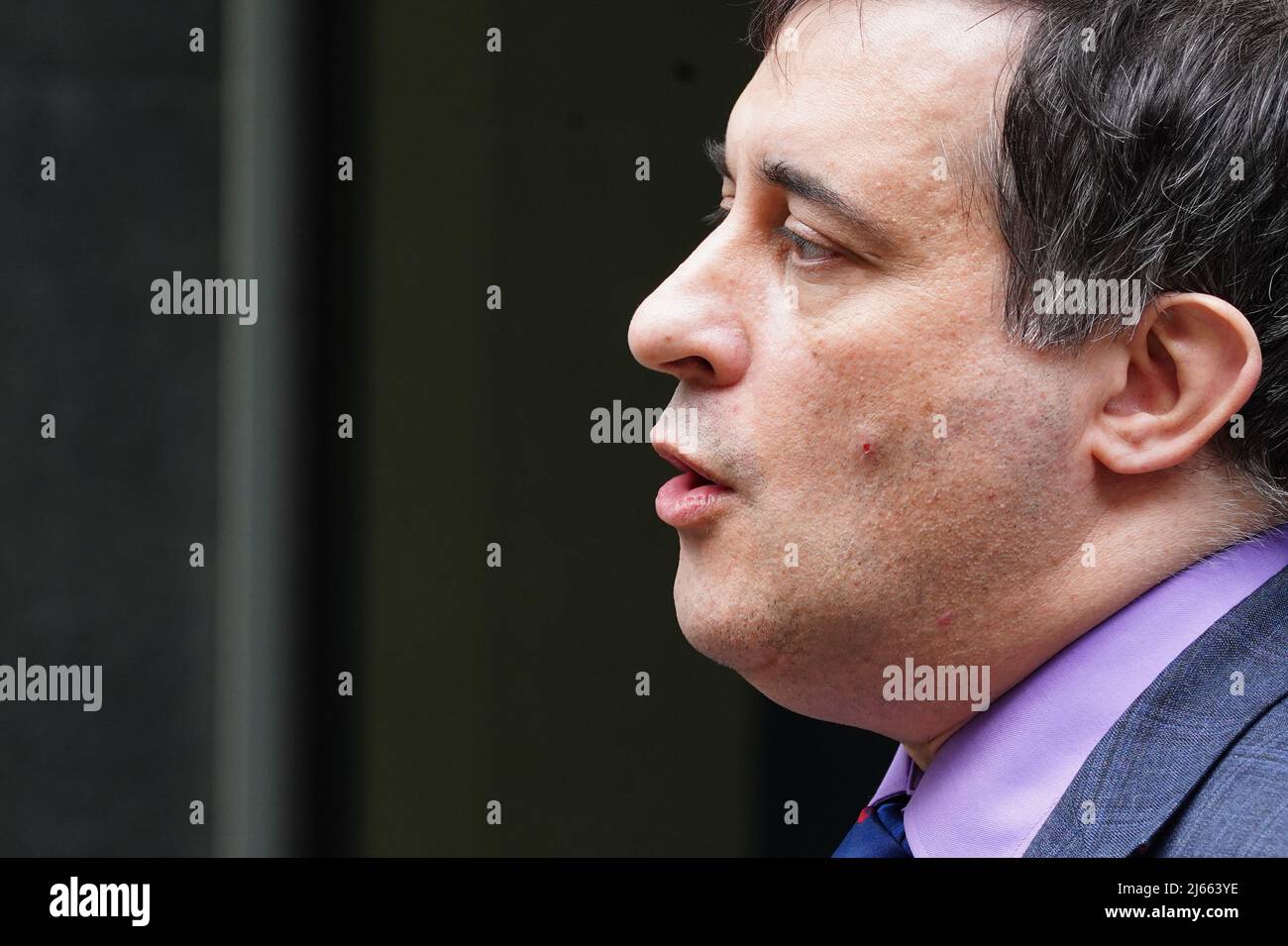 Le militant Dr Evan Harris s'est exprimé devant les médias devant le ...