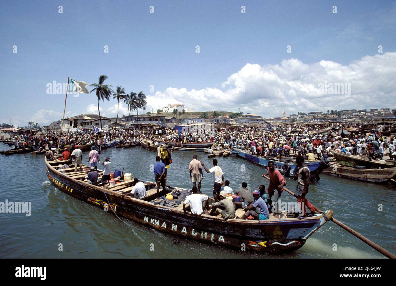 Ghana, Elmina; habitants du port d'Elmina, site de l'ancienne ...