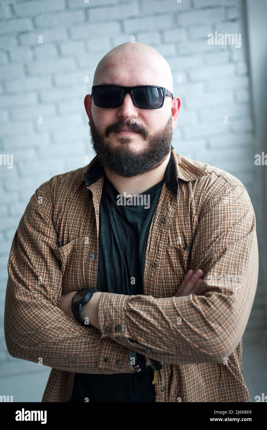 Un homme chauve avec une barbe Banque de photographies et d’images à ...