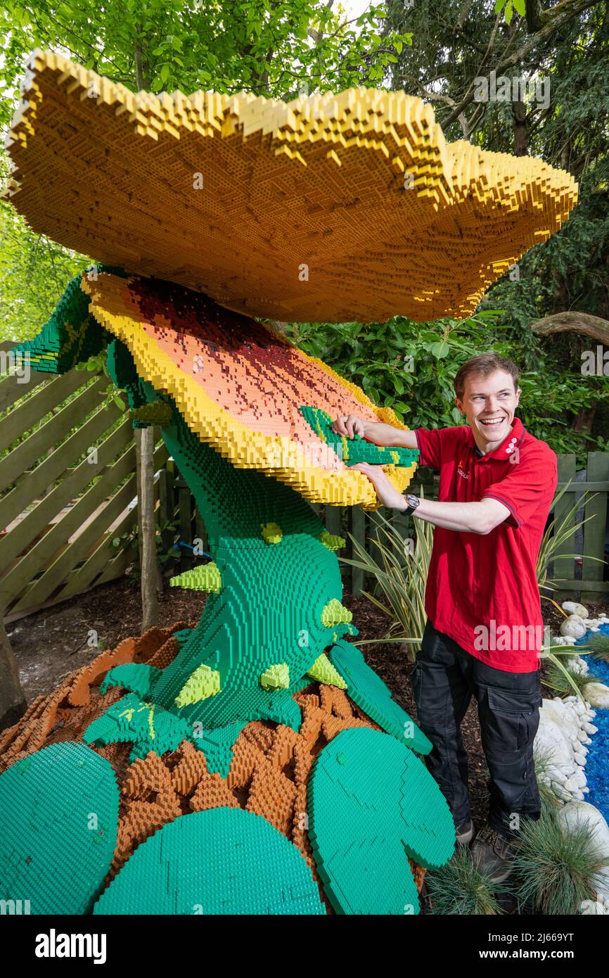 Model Maker Wwill Saunders apporte la touche finale à un modèle géant ...