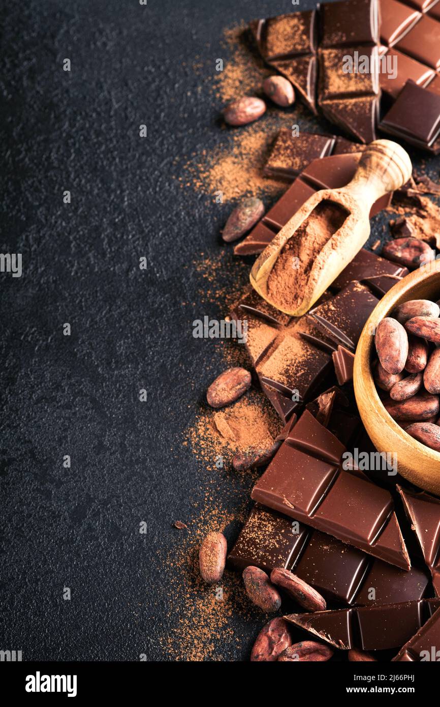 Chocolat . Composition de cacao en poudre, de barres de cacao râpées et ...
