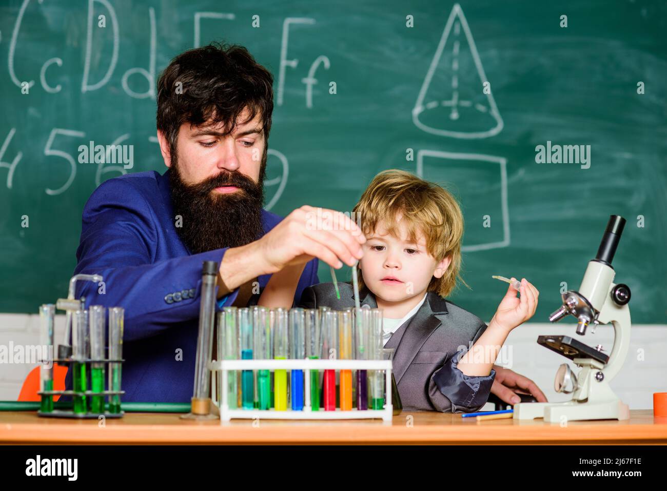 homme enseignant avec petit garçon. Éducation scolaire. Concept ...