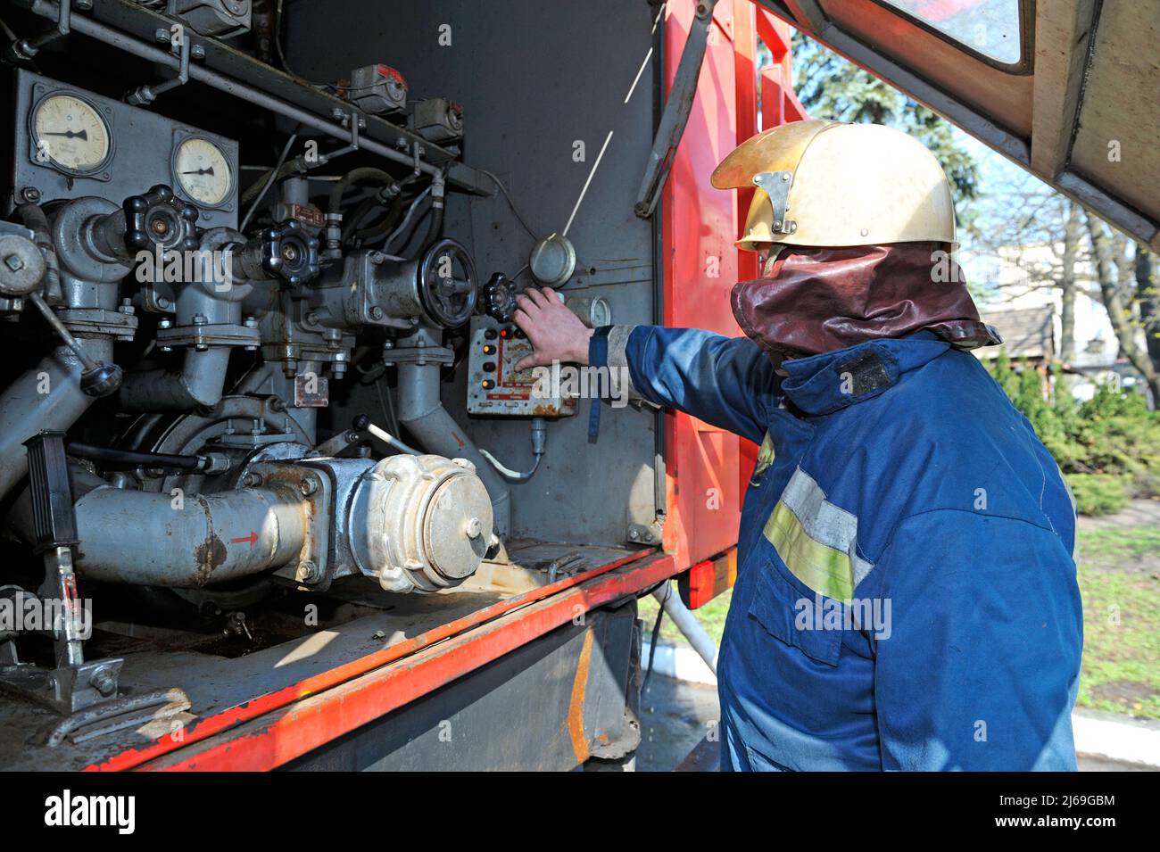 Pompier qui active le moteur de la pompe à eau sur le tableau de ...