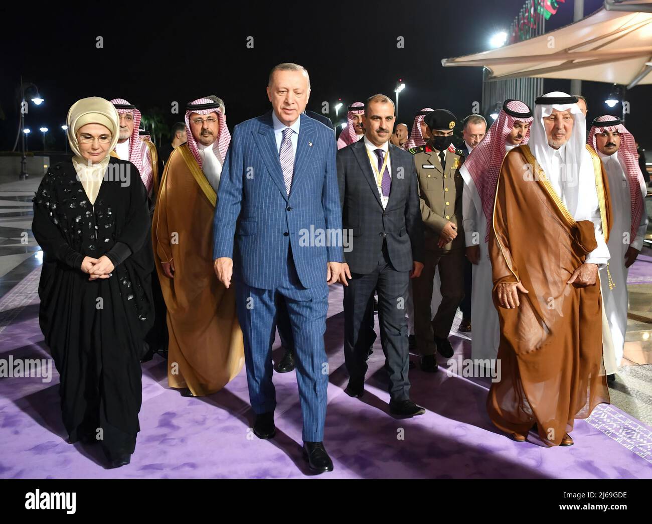 Le président turc Recep Tayyip Erdogan (au centre) et sa femme Emine arrivent à l'aéroport de ...