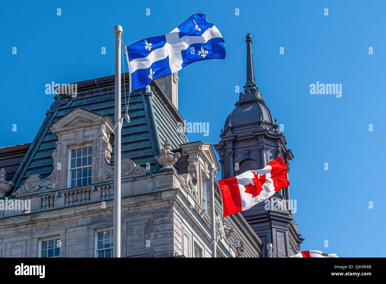 Drapeaux du Québec et du Canada agitant dans l'hôtel de ville ou l ...