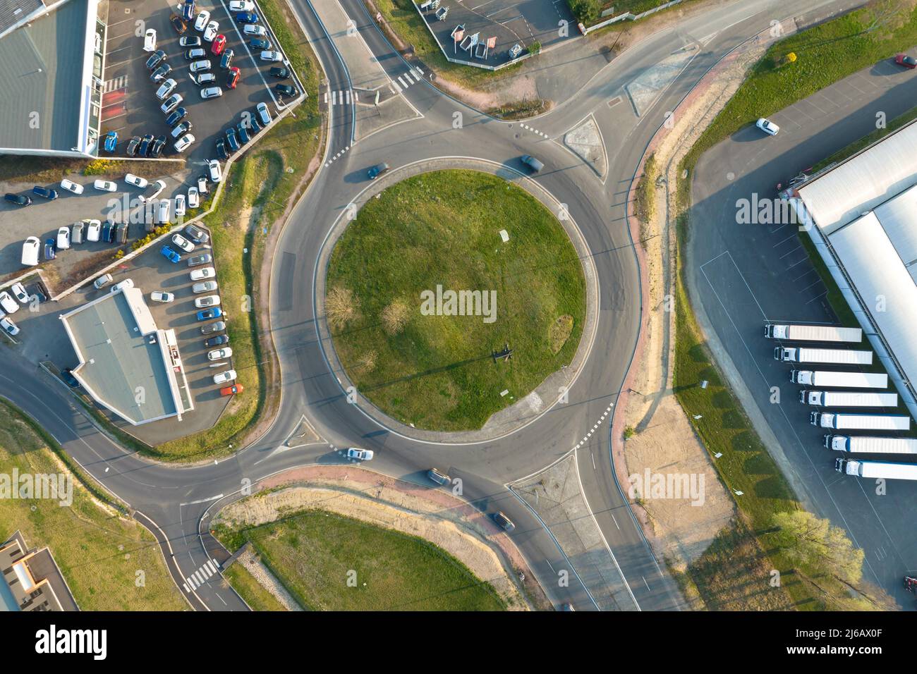 Vue aérienne de l'intersection avec le rond-point et la circulation ...