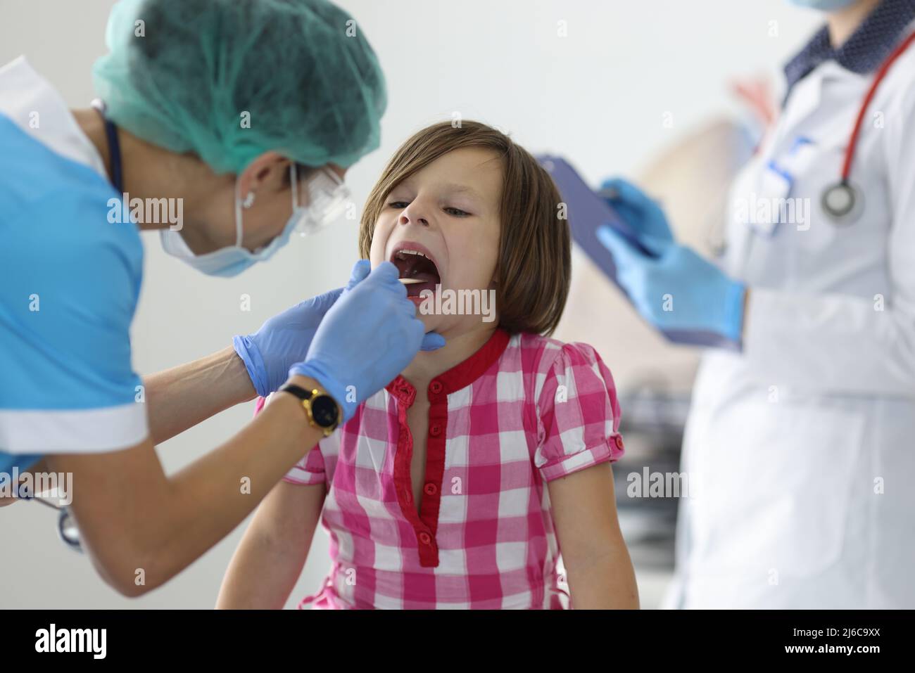 Une infirmière femelle prend un coton-tige pour analyser la salive, un ...