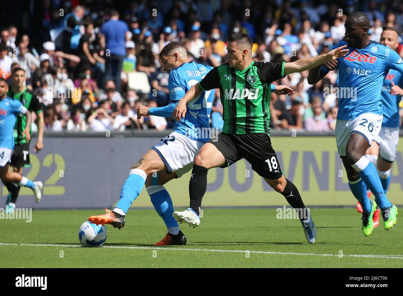 Giovanni Di Lorenzo de SSC NAPOLI concurrence pour le ballon avec Giacomo Raspadori des États ...