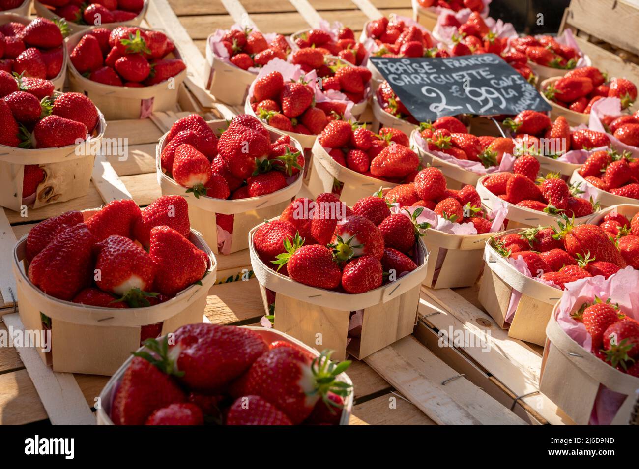 Panier de courses pour manger france Banque de photographies et d ...