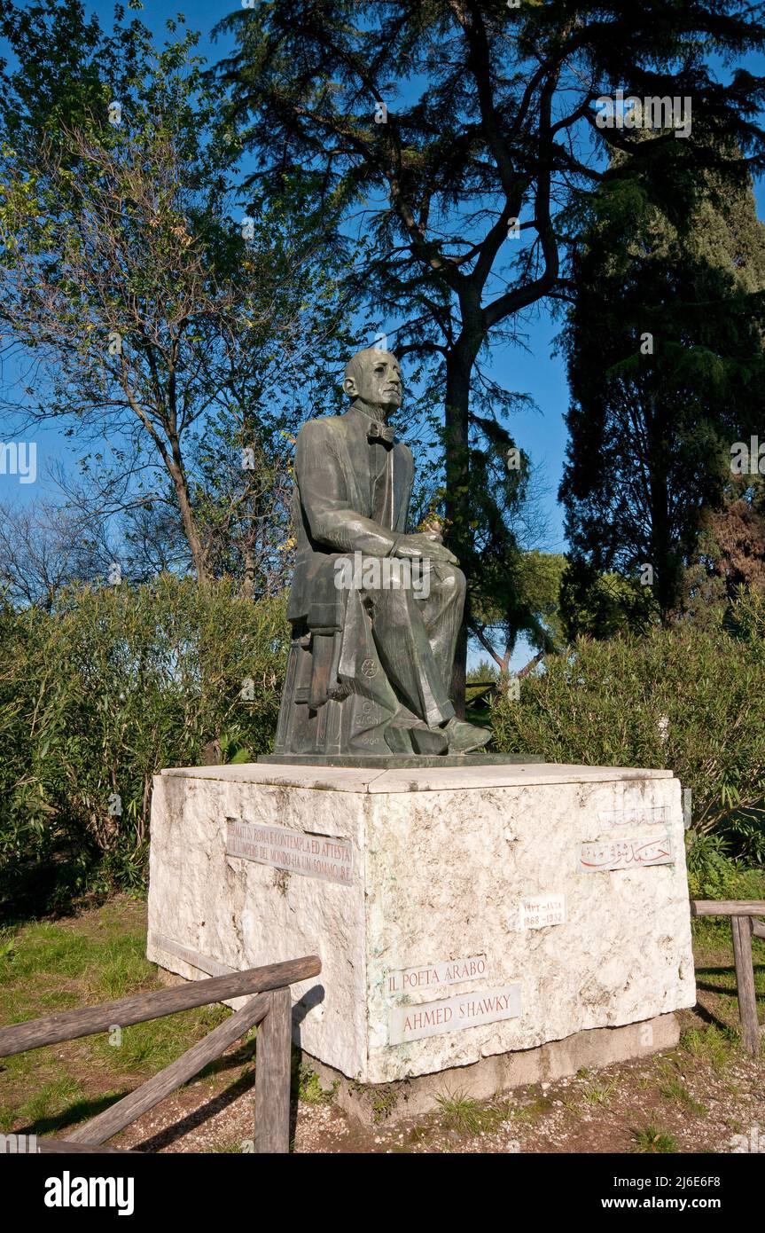 Statue en bronze du poète arabe Ahmed Shawky (1868-1932) par le ...