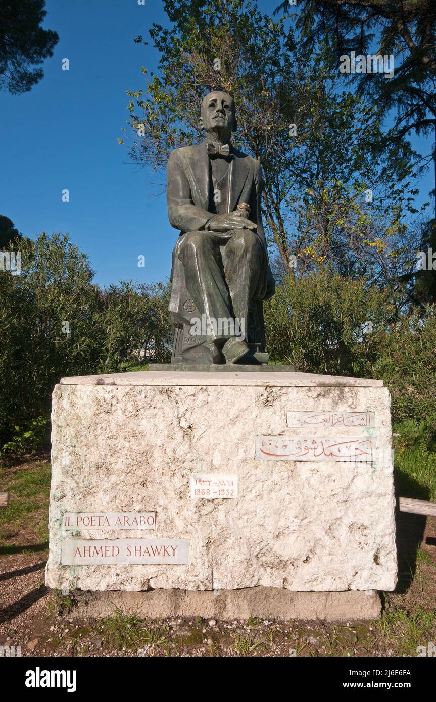 Statue en bronze du poète arabe Ahmed Shawky (1868-1932) par le ...