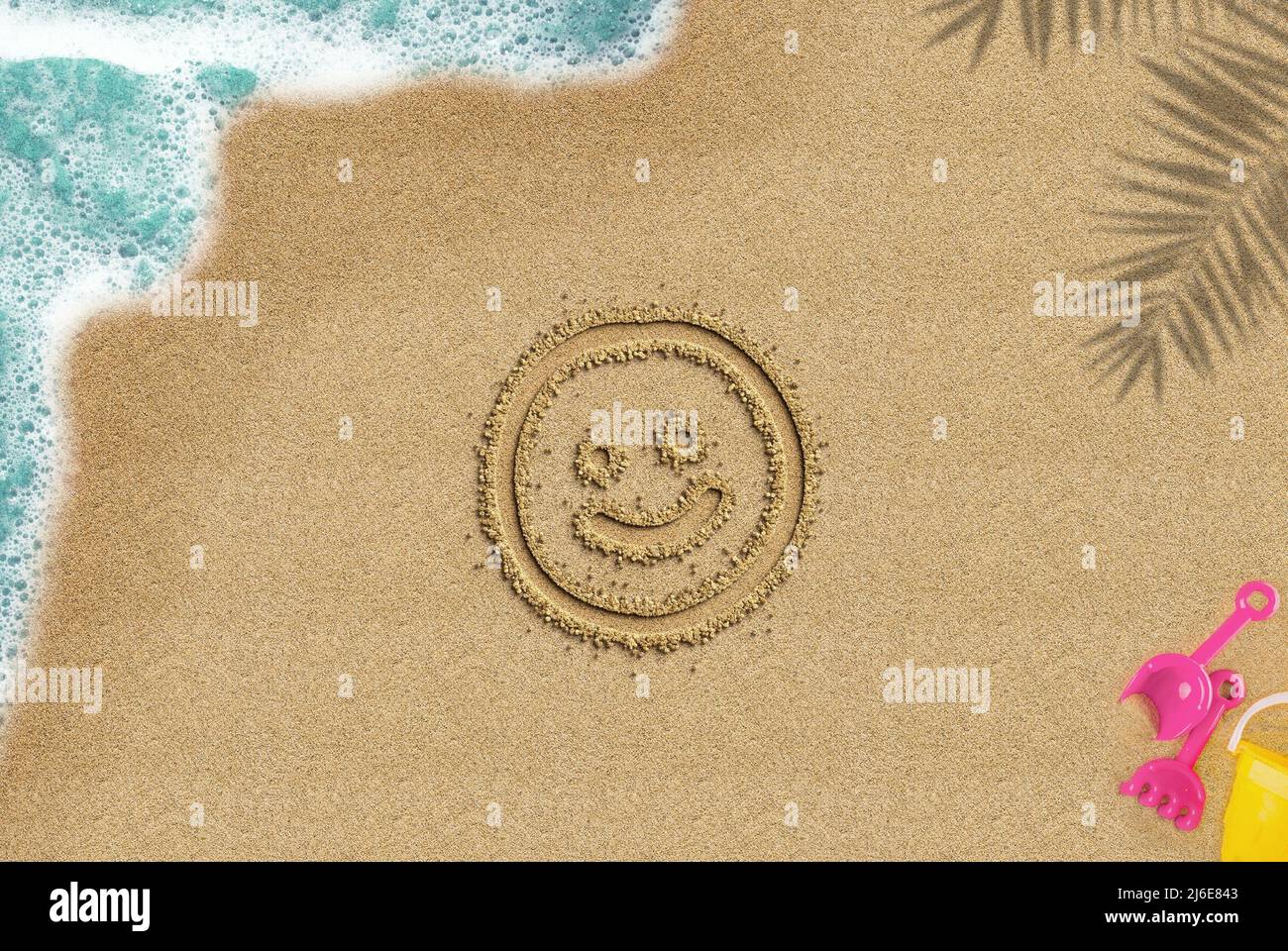 Visage smiley dessiné sur la plage de sable, Voyage et concept de ...