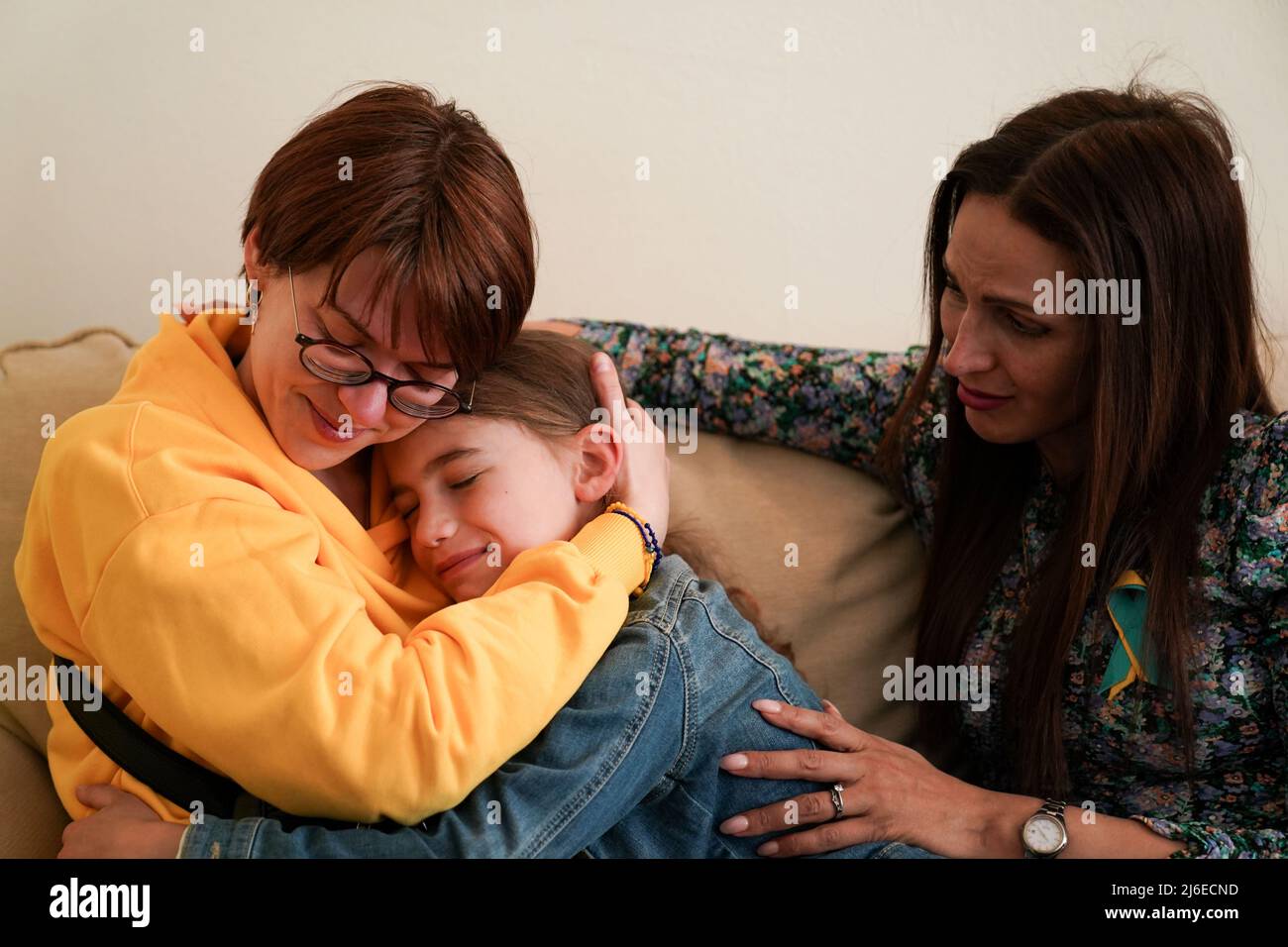 Rend Platings, une militante basée à Cambridge (à droite), et sa fille ...