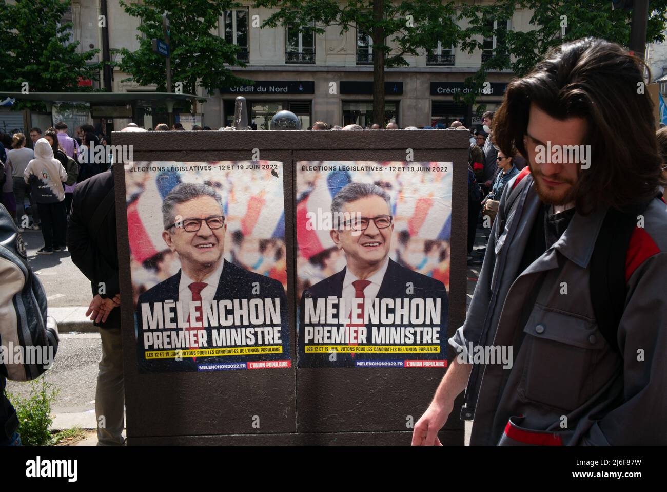 Des piétons marchent devant une affiche du parti de gauche français la ...