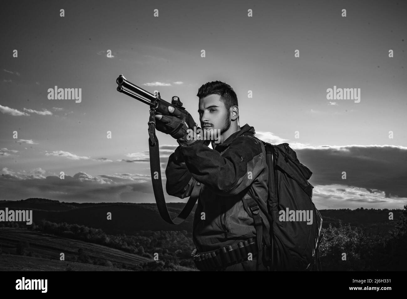 Chasseur avec fusil de chasse. Équipement de chasse à vendre. Chasseur ...