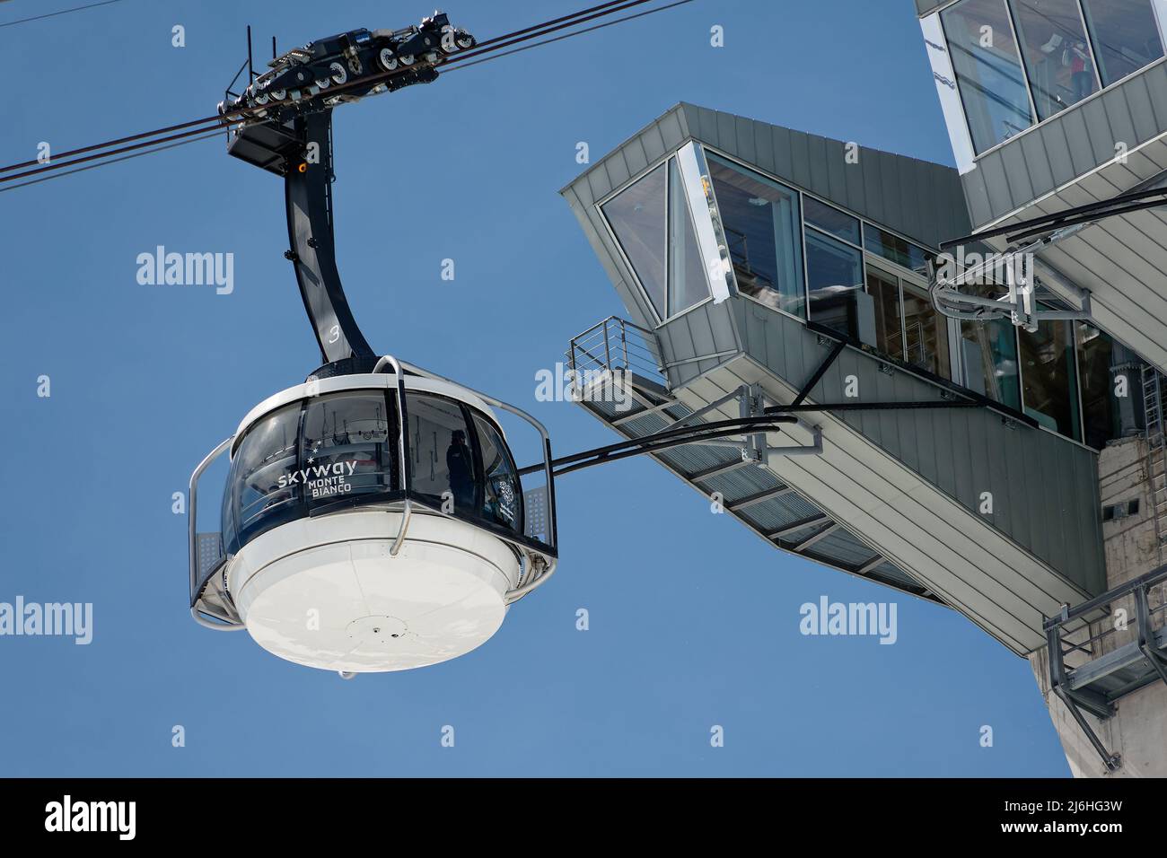 La station de téléphérique Skyway Pointe Helbronner depuis le centre de ...